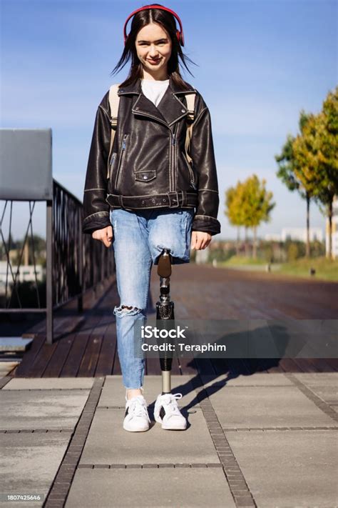 의족을 착용한 젊은 여학생이 대학 캠퍼스에서 걷고 있다 생체 공학적 다리를 가진 여자 다리 보철 장비를 착용한 여성 장애에 대한 스톡 사진 및 기타 이미지 Istock