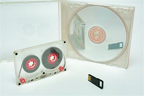 콤팩트 디스크 카세트를 압축 하 고 플래시 메모리 Usb는 흰색 바탕에 0명에 대한 스톡 사진 및 기타 이미지 0명 Usb