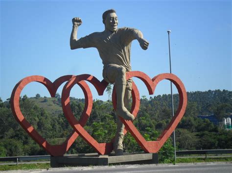 Estatua em homenagem a Pele na estrada Fernão Dias perto da cidade de