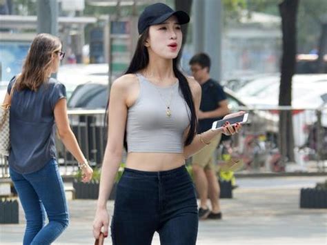 街拍女神 圆臀紧身牛仔裤美女 身姿丰挺 颜值高 美女 身材 身姿 新浪新闻