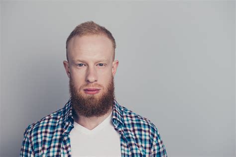 클로즈업 초상화 수염 입고 좋은 마음이 의심 스러운 잘생긴 남자의 체크 셔츠에 회색 파스텔 배경 위에 절연 경영자에 대한 스톡 사진 및 기타 이미지 Istock