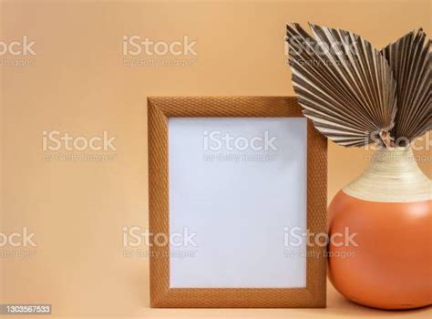 베이지 색 중립 배경에 설탕 야자수와 나무 그림 프레임의 마른 잎둥근 꽃병 홈 인테리어 장식 요소 사진이나 텍스트 또는 디자인을
