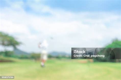 Beautifull 열 대 골프 코스에서 히트 골프공 중 Photograpy 골프 선수를 흐리게 건강 한 운동 골프 게임