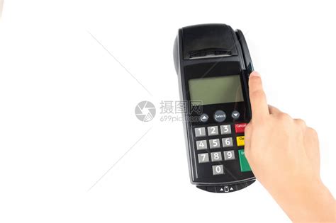 关闭男手拿着信用卡并用信卡机刷卡以在白色背景上高清图片下载 正版图片505319985 摄图网