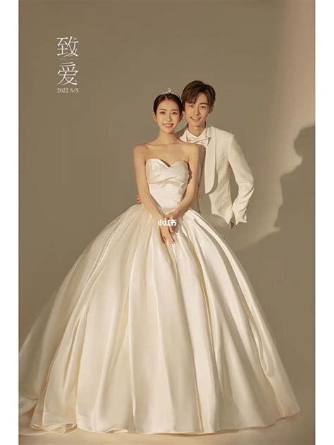 美到发光 超喜欢的室内光影婚纱照，太高级了 成都婚纱照 婚纱摄影 主纱婚纱照 地点：成都 风格：光影 室内 仪式感 轻复古 拍摄：安亦