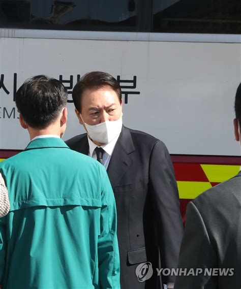 화재상황 설명듣는 윤석열 대통령 연합뉴스