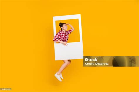소녀 귀여운 숙녀 점프 시계 사진 테두리 빈 공간 할인 고립 된 생생한 색상 배경의 전체 길이 사진 20 24세에 대한 스톡