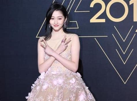 同樣是遮胸，熱巴刻意，楊紫優雅，關曉彤自然，差距一看便知！ 壹讀