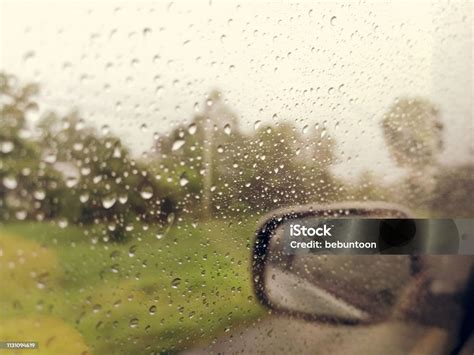 비오는 계절에도로와 자동차 유리창에 비 방울 추상적인 배경 유리에 물 드롭 야간 폭풍 비가 자동차 운전 개념 가을에 대한 스톡 사진 및 기타 이미지 Istock