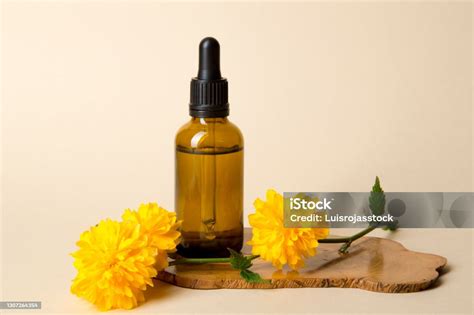 배경에 노란색 꽃과 화장품 또는 천연 의학 치료를위한 갈색 유리 드롭퍼 세트 항해 샴페인 Faebd7 0명에 대한 스톡 사진 및 기타 이미지 Istock