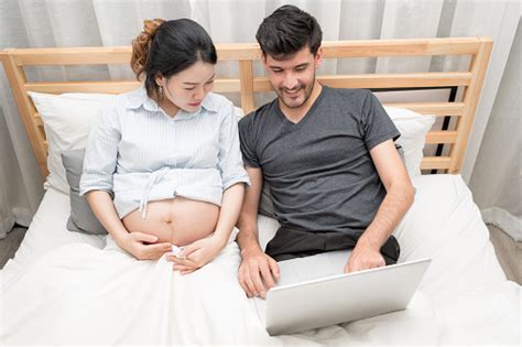 Windowpregnancy와 어머니 순간 사람과 기대 개념에서 큰 배와 아름 다운 행복 한 임신 여자의 클로즈업 2명에 대한