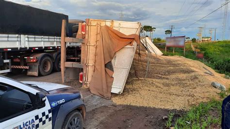 Alta Floresta Carreta Carregada Com Soja Tomba No Trevo Das Rodovias