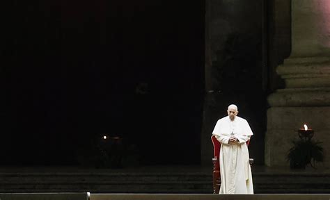 Droga Krzyżowa na placu Św Piotra Osamotniony papież Franciszek Zdjęcia Wprost