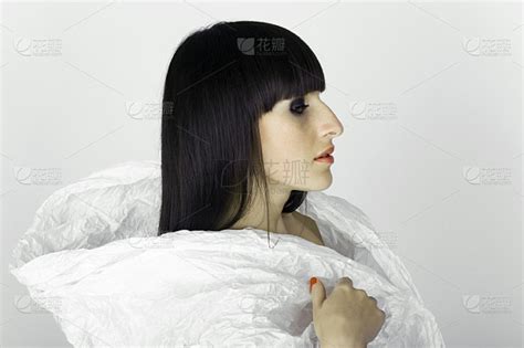 那个长着黑色直发的女孩