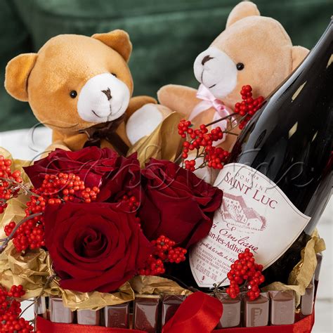 Кутия с рози и Вино Sweety Bears