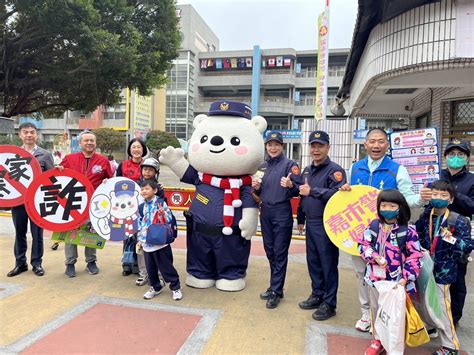 嘉警大白熊開學日驚喜現身 守護學童婦幼安全