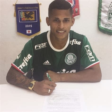 Palmeiras Renova Contrato De Lateral Direito De 19 Anos Da Base