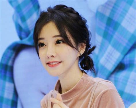 馮提莫做出這個選擇後，眾粉絲都表示沒想到：換地方了？ 每日頭條