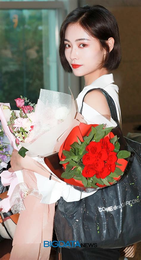 Big포토 Snh48 7senses 쉬쟈치 꽃다발을 한가득하게 받은 단발의 여신