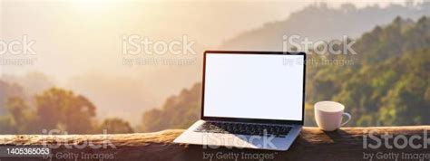 Laptop Layar Kosong Dengan Secangkir Kopi Dan Kamera Dengan Pemandangan