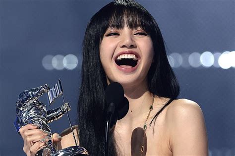 Cận Cảnh Lisa Blackpink Trong Buổi Diễn đầu Tiên ở Quán Rượu Thoát Y