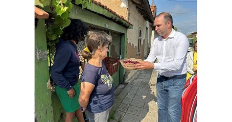 Кметът на Кюстендил раздава череши на възрастни хора в общината