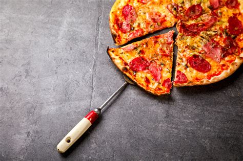 피자 페퍼로니 살라미 베이컨과 하몬 치즈와 모짜렐라를 돌 배경에 구운 매운 간식 토마토 탑 뷰 텍스트 복사 공간 고기에 대한 스톡 사진 및 기타 이미지 Istock