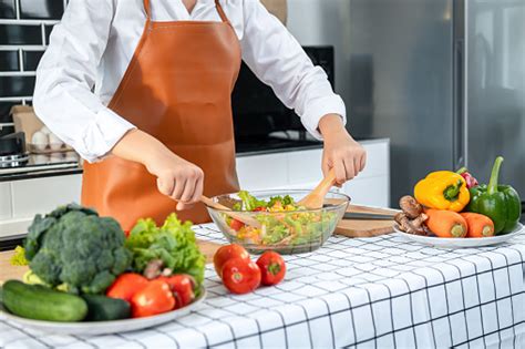 Foto De Dona De Casa Asiática Usando Avental E Usando Concha Para