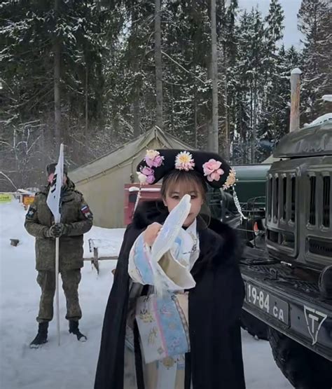 內地女穿格格服遊俄羅斯狂玩軍事體驗 乘坦克試射逼擊炮ak47！網民：專為中國人辦？ 星島日報