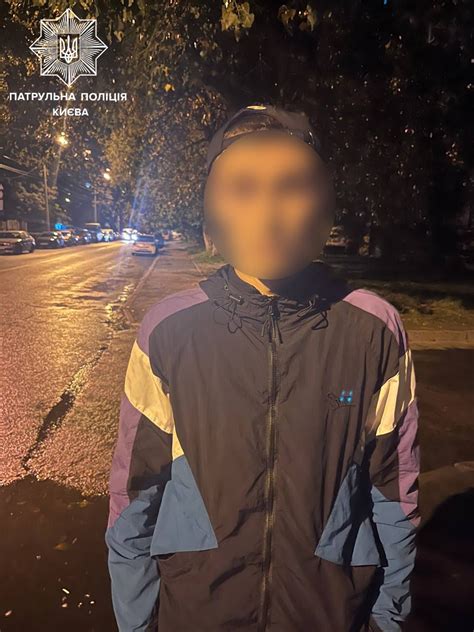 На Соломянці чоловік стрибав по дахах авто кияни викликали поліцію
