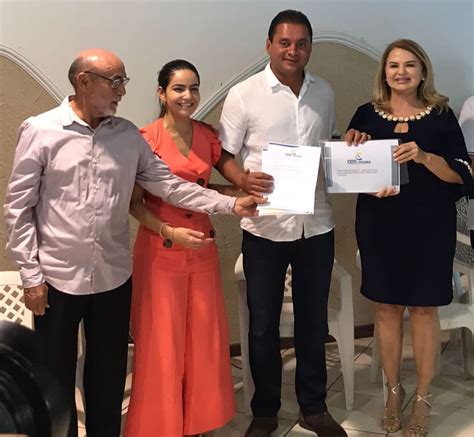 Weverton faz visita de cortesia à Maura Jorge e recebe carta