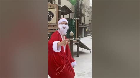 🎅🎅🎅 이 산타는 선물을 줄 생각이 없어보입니다 Shorts Santa Youtube