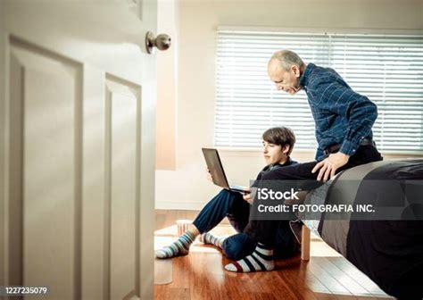 스크린 타임 할아버지와 손자 손자에 대한 스톡 사진 및 기타 이미지 손자 할아버지 노인 남자 Istock