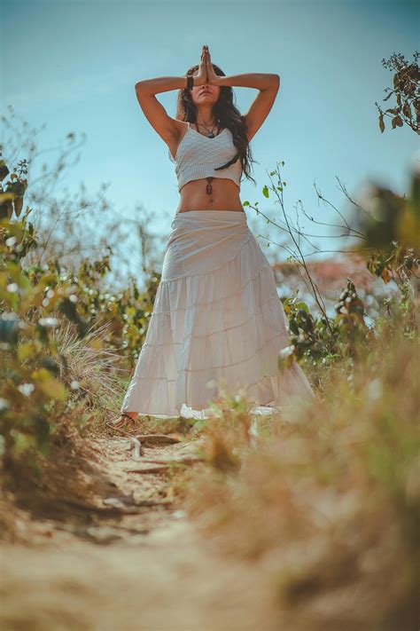 Mulher Com Blusa Branca No Campo De Grama · Foto Profissional Gratuita