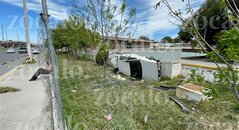 Joven vuelca al interior del Cobac conducía a exceso de velocidad