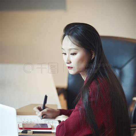 女性高清图片 亚洲年轻女性商务人士在电脑前办公 人像图片免费下载格式3648像素编号50439052 千图网