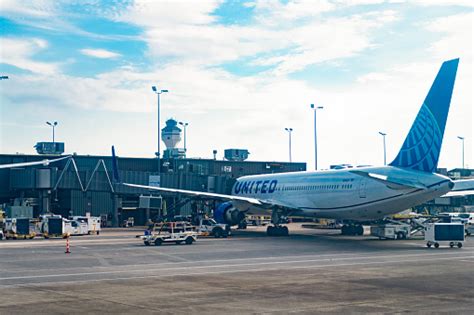 출발과 도착 비행기 터미널 관광 개념입니다 아메리칸 유나이티드 항공사 비행기가 공항에서 출발합니다 공항 터미널 유나이티드