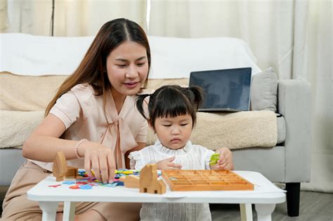 아시아 교사는 유치원에 들어가기 전에 아이들을 가르칩니다 교사가 지도를 하는 동안 다채로운 글자를 분류하는 유아 실습 학습은 인지 능력 문제 해결 능력 2 3 살에 대한