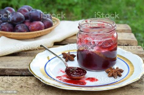계 피 스타 아니 스와 자 두 잼입니다 과일 마멀레이드입니다 가 통조림 그리고 보존입니다 수확 보존 유기 건강 한 채식