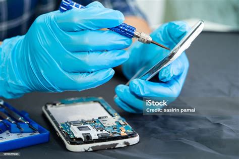 기술자는 철을 납땜하여 휴대 전화 내부를 수리합니다 통합 회로 데이터 하드웨어 기술의 개념 변경에 대한 스톡 사진 및 기타