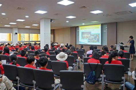 오늘 2017 한·일·중 어린이동화교류 도서관 견학 프로그램으로 참가 어린이 130여명이 국립어린이청소년도서관을 찾았습니다 도서관 소개 후 권오준 작가님의 날아라