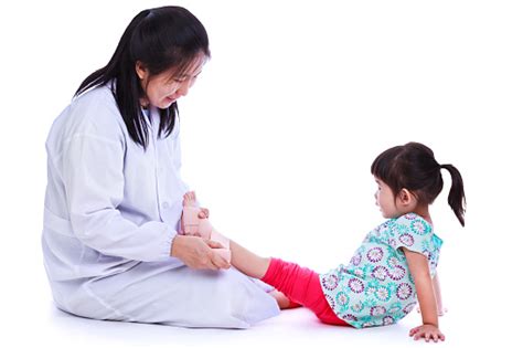 하위 외상 의료 치료 컨셉입니다 고립 인명별 2 3 살에 대한 스톡 사진 및 기타 이미지 2 3 살 간호사 건강 진단