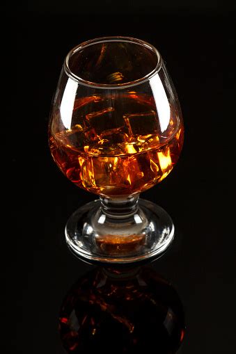 유리에 얼음이나 브랜디위스키와 오래된 나무 배경에 사각형 우유통 얼음을 유리에 넣고 위스키 위스키 또는 코냑 선택적 초점 0명에 대한 스톡 사진 및 기타 이미지 Istock