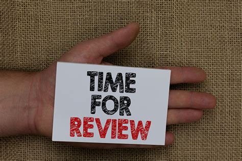 검토를 위해 시간을 보여주는 글을 참고 비즈니스 사진 보여주는 평가 피드백 순간 성능 속도 평가 인간의 손 자루에 흰색 검정과 빨강 색상 텍스트 페이지를 들고 검사 보기에