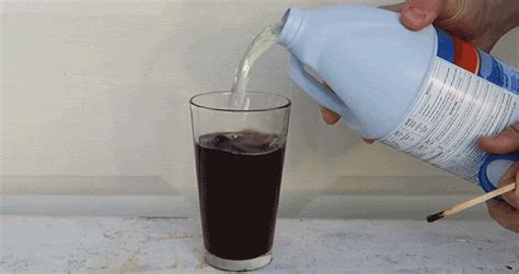 Qué pasa si mezclas Coca Cola con lejía
