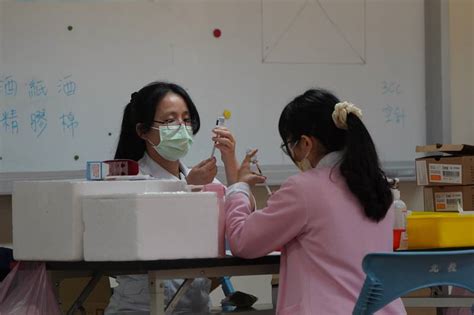 北市加開7接種站 護理人員抽取針劑圖 中央通訊社 Line Today