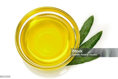 올리브 오일 유리 투명 그릇에 그리스 올리브 오일 세 올리브 잎 클로즈업 흰색 배경에 격리 0명에 대한 스톡 사진 및 기타 이미지 Istock