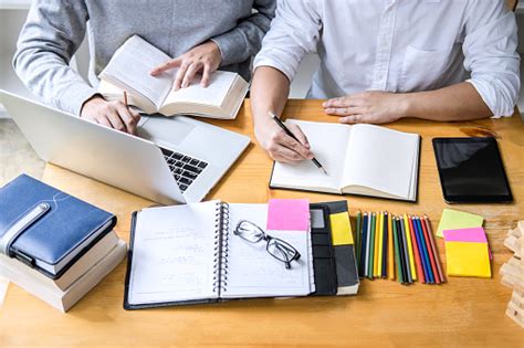 교육 교육 학습 기술 및 사람들 개념 두 고 등 학생 또는 도움이 친구와 급우 할 숙제 교실 교사도 친구 들과 함께 학습 개인