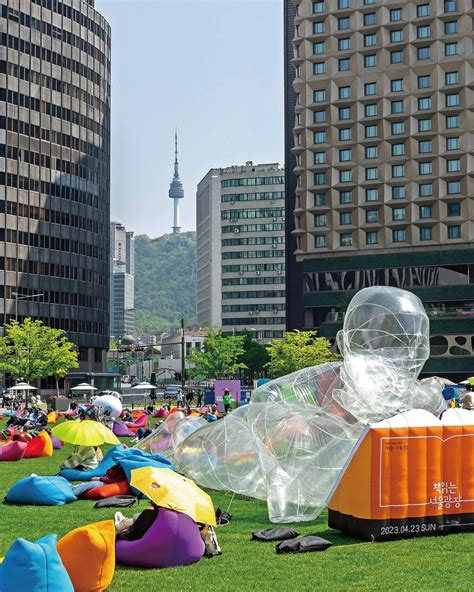 在城市中心席地而坐：微涼夏夜，「首爾戶外圖書館」在清溪川浪漫開張 A Day Magazine
