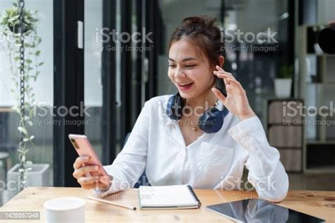 십대 소녀가 전화를 사용하여 화상 통화를하거나 친구에게 전화를 걸기 위해 개념에 대한 스톡 사진 및 기타 이미지 개념 공부